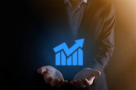 긍정적 인 이익 성장과 그래프를 들고 사업가 남자 그의 사업에서 차트 긍정적 인 지표의 성장과 계획 그래프 성장더 많은 수익성과 성장 개념에 대한 스톡 사진 및 기타 이미지