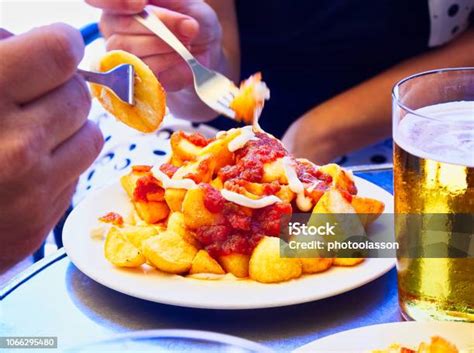 Patatas Bravas 가장 일반적인 전형적인 스페인 타파스 중 매운 소스와 함께 튀긴된 감자 N 0명에 대한 스톡 사진 및 기타 이미지 Istock