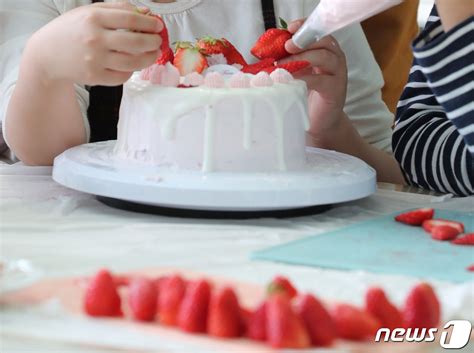 케이크 위 과일 세척 안 해 유명한 집들도 다 그럴 것알바생 양심 고백