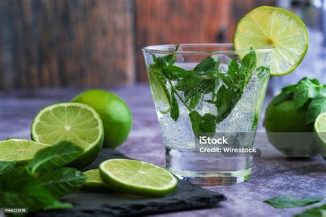 라임 조각 민트 및 얼음으로 상쾌한 음료를 준비하는 과정 각얼음에 대한 스톡 사진 및 기타 이미지 각얼음 감귤류 과일