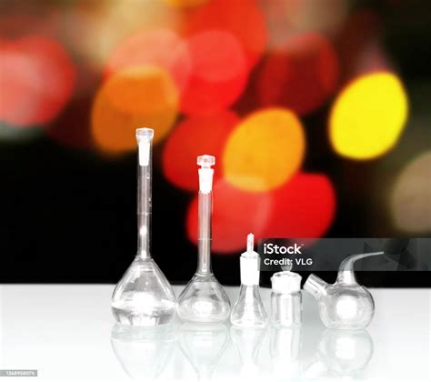 유리 볼륨 플라스크 에렌마이어 플라스크 실험실 플라나스카실험실 작업에 사용 화학 물질의 혼합 붓기 및 저장 0명에 대한 스톡 사진 및 기타 이미지 Istock