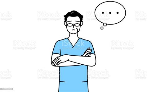 중년 수석 남자 간호사 물리 치료사 작업 치료사 언어 치료사 팔짱을 끼고 제복을 입은 간호 조수 깊은 생각 가정간병인에 대한