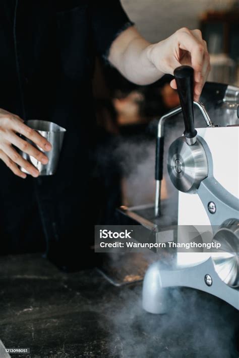그 과정에서 증기와 커피 기계 카페 바리스타 카페 만들기 커피 준비 서비스 Conceptbarista는 카페에서 우유 유리에
