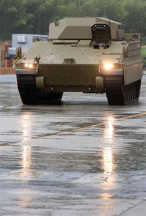 슬라이드 포토 위엄 뽐내는 한화디펜스 레드백 장갑차 아주경제