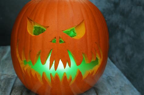 조각 된 호박 머리의 이미지 무서운 할로윈 얼굴 잭 O랜턴 입에서 흐르는 연기 안개 녹색 빛에 의해 조명 흐린 어두운 배경 0명에 대한 스톡 사진 및 기타 이미지 Istock