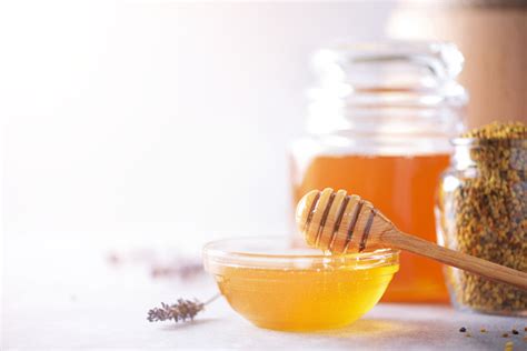 꿀벌 꽃가루 과립 나무 드롭퍼와 꿀 항아리 회색 배경에 벌집 공간을 복사합니다 가을 수확 컨셉 꿀에 대한 스톡 사진 및 기타 이미지 Istock