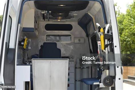 인공 호흡기 산소 실린더 응급 키트 약물 모니터 트롤리 비상 전화 준비가 된 의자가 장착 된 메르세데스 벤츠 구급차 차량 0명에 대한 스톡 사진 및 기타 이미지 Istock