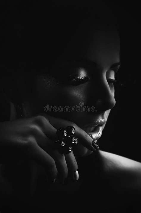 Fotografia In Bianco E Nero Giovane Bella Ragazza Nuda Con Corrente Alternata Fotografia Stock