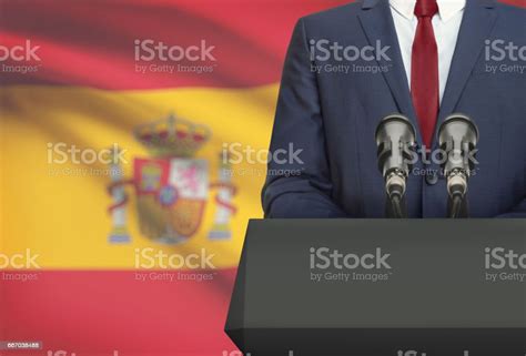 사업가 또는 정치인은 배경에 국기와 연단 뒤에서 연설을 스페인 기에 대한 스톡 사진 및 기타 이미지 기 기업 비즈니스 기업 재무와 산업 Istock