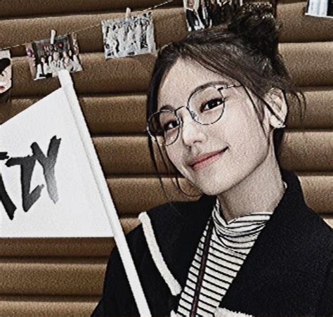 ITZY Yeji Itzy Cat Eye Glass Glass