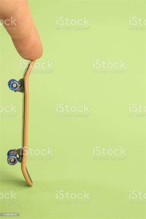 지 판 남자는 녹색 배경에 두 손가락 작은 스케이트 보드에 의해 Hoplding 균형에 대한 스톡 사진 및 기타 이미지 균형 러시아 바퀴 Istock