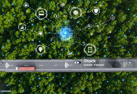 공중 평면도 무인 자동차 수소 동력 트럭 그린 포레스트 고속도로를 따라 순항 친환경 환경에서 전기 자동차와 재생 에너지를 결합한 지속 가능한 운송의 미래 교통수단에 대한