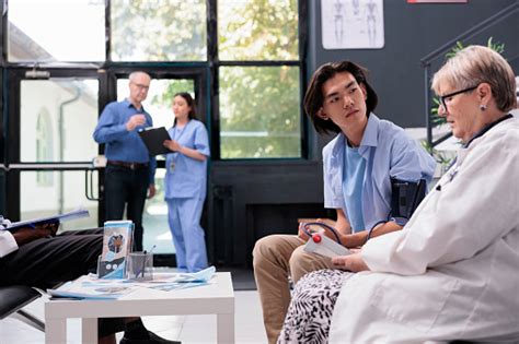 환자의 맥압과 고혈압을 측정하기 위해 안압계를 사용하는 수석 의사 의료진 간호사에 대한 스톡 사진 및 기타 이미지 간호사