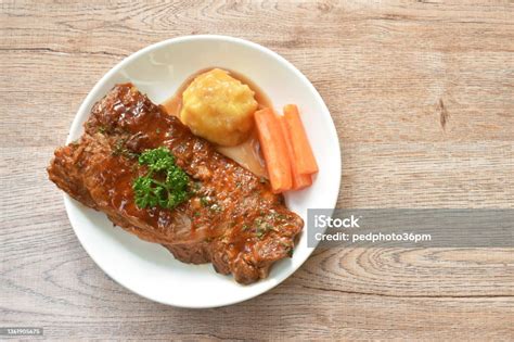 으깬 감자와 삶은 당근을 곁들인 돼지고기 뼈 스테이크 바비큐 소스 구이 갈비 음식에 대한 스톡 사진 및 기타 이미지 갈비 음식 감자 요리 건강한 생활방식 Istock