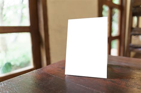 Menuâ는 텍스트 마케팅 프로모션을 위해 공백을 조롱합니다 텍스트를 위한 식당 공간의 나무 테이블에 서 있는 모형 메뉴 프레임 0명에 대한 스톡 사진 및 기타 이미지