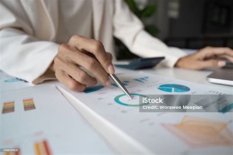 전략적 계획 및 의사 결정을 위한 현대적인 사무실 환경에서 그래프와 차트를 사용한 전문적인 비즈니스 분석 Office Of Management And Budget에 대한