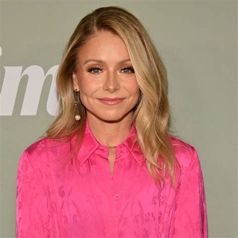 Kelly Ripas Beach Photo Will Make Your Eyes Pop As Star Shares Update
