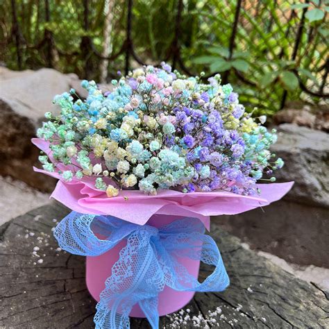 Доставка Шляпная коробка 4 Гипсофила голубой гипсофила кремовый гипсофила белый