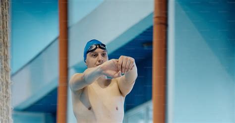 실내 수영장에서 수영 훈련을 위해 워밍업하는 동안 인공 다리 딩 이완 운동으로 수영 선수의 전체 길이 사진 Unsplash의 다리 이미지