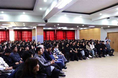 Монголбанкны Ерөнхийлөгч Санхүү Эдийн Засгийн Их Сургуулийн оюутнуудад лекц уншлаа