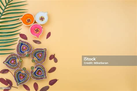 인도 축제 디왈리 디야 오일 램프 다채로운 랑골에 조명 힌두교 전통 해피 디파발리 텍스트의 공간을 복사합니다 개념에 대한 스톡 사진 및 기타 이미지 Istock