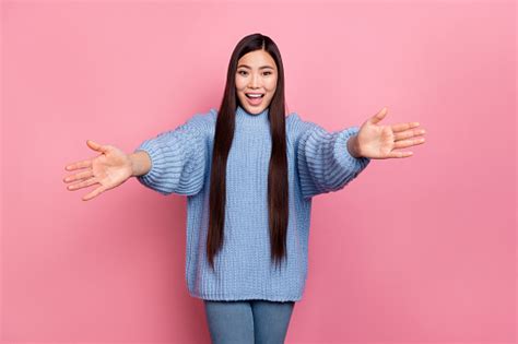 예쁜 밀레니엄 갈색 머리 숙녀 포옹 카메라 착용 파란색 스웨터 파스텔 핑크 색상 배경에 고립 된 사진 25 29세에 대한 스톡 사진 및 기타 이미지 Istock