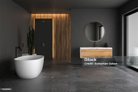 콘크리트 바닥 흰색 욕조 샤워기 변기 거울이 있는 흰색 대리석 세면대가 있는 어두운 욕실 현대적인 가구와 창문이 있는 미니멀한 목재 욕실 3d 렌더링 사람 없음 3차원