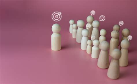 나무 인형이 줄 지어 서 있고 한 명의 지도자가 있습니다 목표 설정을 나타냅니다 문제를 해결하기 위한 브레인스토밍 회의 보고서 요약 개념에 대한 스톡 사진 및 기타 이미지