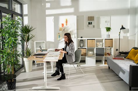 스튜디오의 테이블에 앉아 새로운 패션 모델을 그리는 여성 아틀리에 40 44세에 대한 스톡 사진 및 기타 이미지 40 44세 여자 한 명의 여자만 Istock