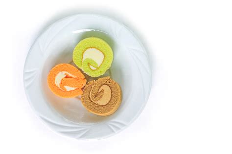 녹색 초콜릿 오렌지 케이크는 흰색 배경에 흰색 배치 평면도에 롤 주황색에 대한 스톡 사진 및 기타 이미지 주황색 갈색 굴리기 Istock