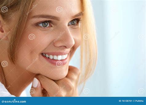 Портрет красоты женщины с красивый усмехаться нового лица улыбки Стоковое Изображение