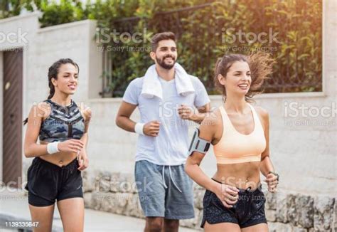 화창한 여름 날에 야외에서 친구 들과 함께 달리기 행복 한 스포티 한 젊은 여자 3 명에 대한 스톡 사진 및 기타 이미지 3 명 거리 건강한 생활방식 Istock