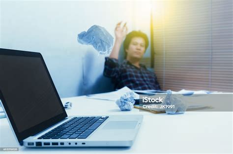 사업가는 회의실에서 휴식을 취하고 노트북 비즈니스 콘텐츠 비즈니스 배경에 종이를 던집니다 개발에 대한 스톡 사진 및 기타 이미지 Istock