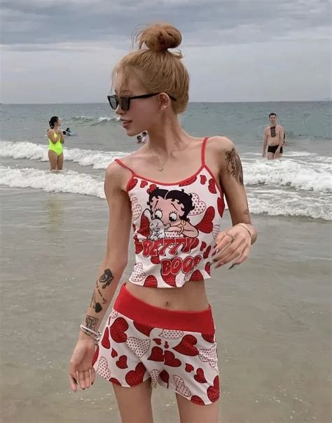 Thân hình da bọc xương của con gái Choi Jin Sil