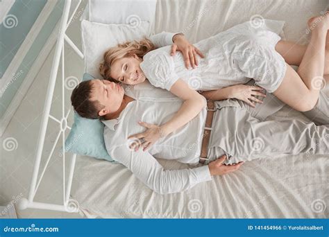 Marido Feliz Y Esposa Que Mienten En La Cama Foto De Archivo Imagen De Casero Madre
