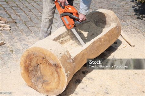 화창한 날에 야외에서 통나무를 자르기 위해 전기 톱을 사용하는 남자 목공 벌목 및 공예 개념 건설 기계류에 대한 스톡 사진 및 기타 이미지 Istock