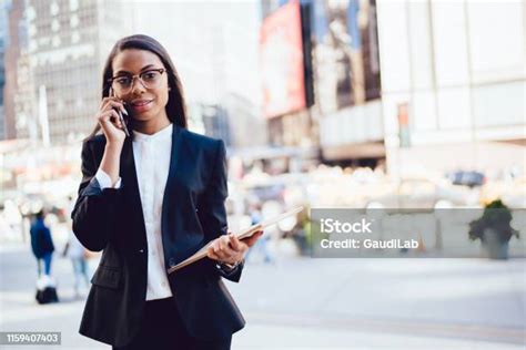 시내에 서있는 스마트 폰에 통신 검은 양복을 입고 성공적인 아프리카 계 미국인 사업가의 절반 길이 초상화 셀룰러에 전화 공식 적인 착용에 번영 여성 Emloyee 거리에