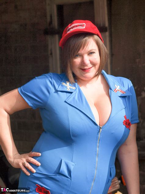 Любительница с лишним весом Рокси обнажила свои огромные сиськи и задницу во время работы над