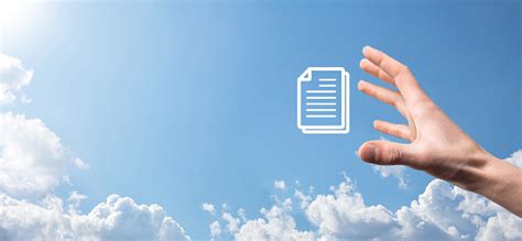 파란색 배경에 문서 아이콘을 들고 있는 남성 손 문서 관리 데이터 시스템 비즈니스 인터넷 기술 개념 기업 데이터 관리 시스템 Dms 개념에 대한 스톡 사진 및 기타 이미지