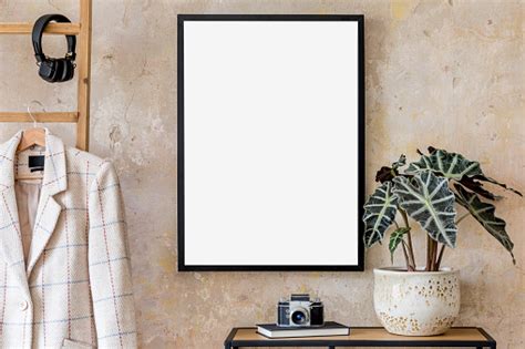 검은 모의 포스터 프레임 사진 카메라 식물 나무 사다리 재킷과 우아한 개인 액세서리와 거실 인테리어의 현대적인 구성 세련된 홈 장식 그런 지 벽입니다 템플릿 0명에 대한