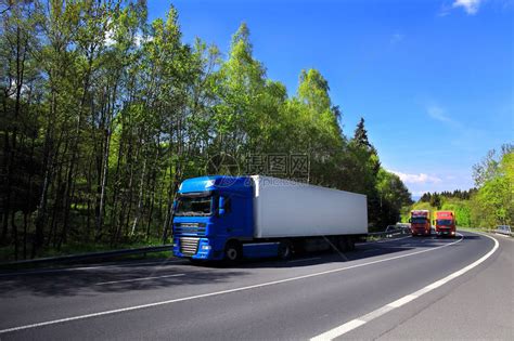 公路上的卡车运输高清图片下载 正版图片505072366 摄图网