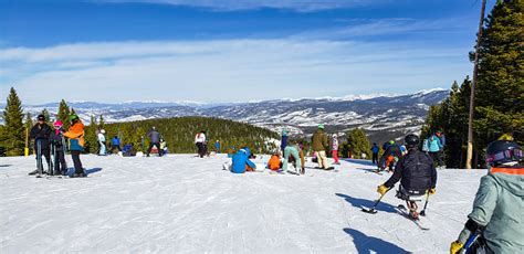 화창한 겨울날 스키리조트에서 스키와 스노우보드를 준비하는 사람들 윈터 공원 콜로라도 주에 대한 스톡 사진 및 기타 이미지