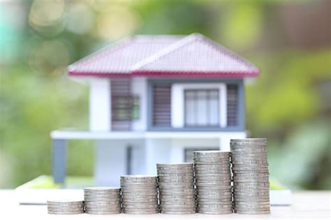 금융 동전과 자연 녹색 배경 비즈니스 투자 및 부동산에 모델 하우스의 스택 개념에 대한 스톡 사진 및 기타 이미지 개념 경제 계획 Istock