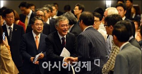 포토 악수 나누는 문재인 후보