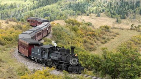 22 Breathtaking Train Routes Across The World You Need To Ride At Least