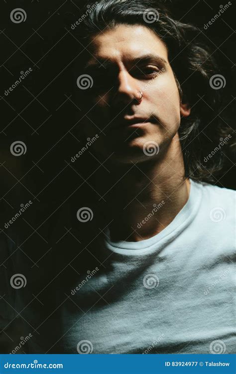 Portret Van Een Knappe Jonge Mens Met Lang Haar Stock Afbeelding Image Of Kerel Schaduw