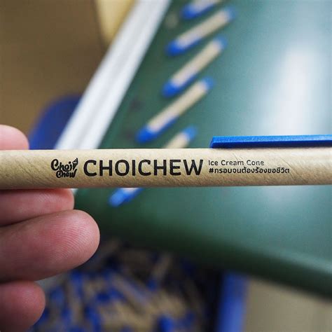 ผลงาน ปากกาพลาสติกสกรีนโลโก้ Choi Chew โรงงานผลิตปากกาพร้อมสกรีนโลโก้
