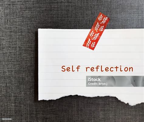 벽지 배경에 손으로 쓴 자기 성찰 당신이 누구인지 가치관 왜 당신이 생각하고 느끼고 행동하는지에 대한 자기 이해를 키우는 정신적