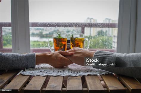 관리와 테이블에 몇 명 서로 창 밖에 비에 관련 된 날짜에 관계를 따뜻한 2명에 대한 스톡 사진 및 기타 이미지 2명 가을 가정 생활 Istock