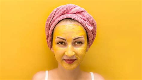 सोने से दमकती त्वचा के लिए घर पर हल्दी की मदद से 10 मिनट में करें फेशियल How To Do Turmeric